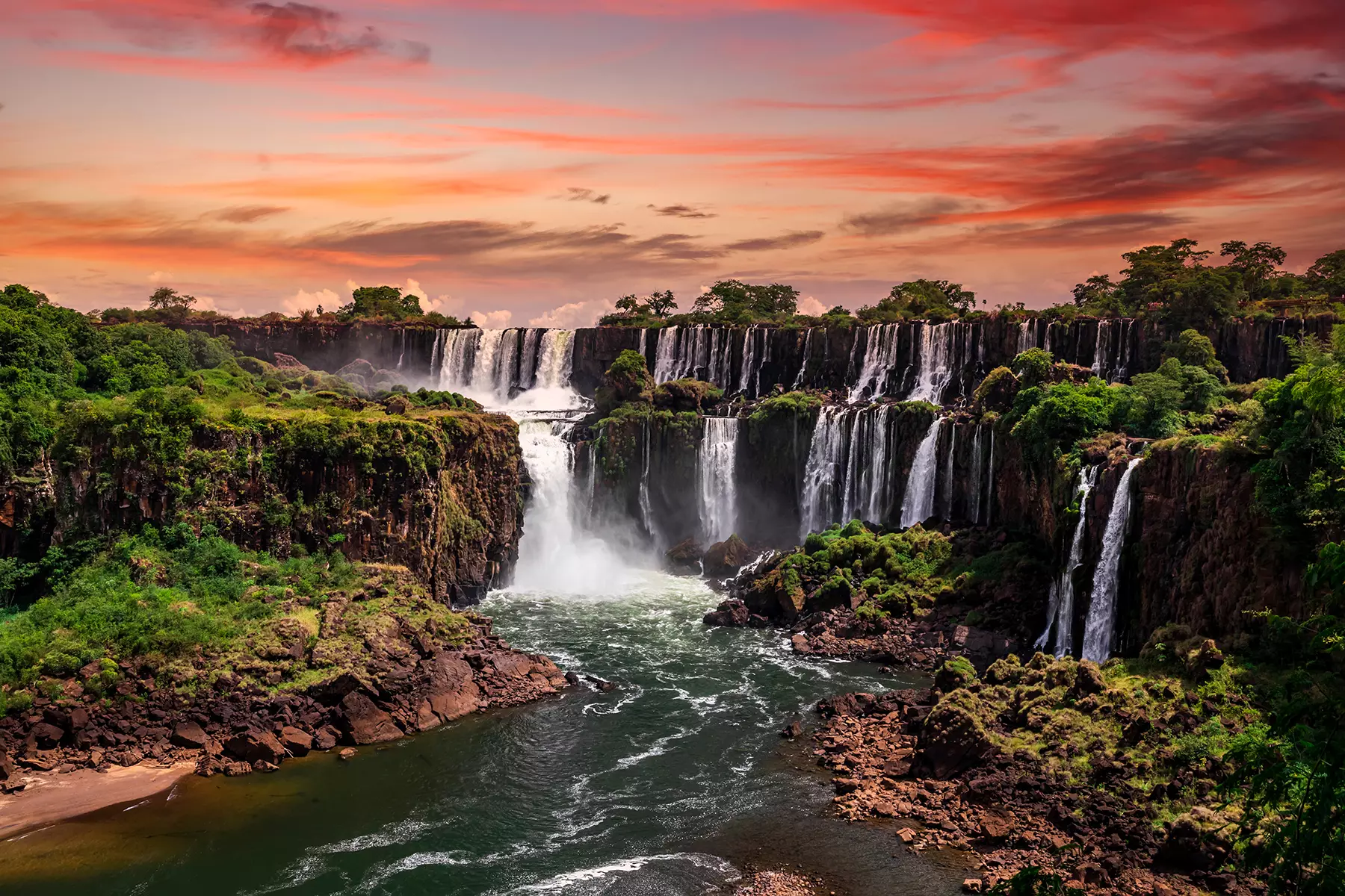 Sunset ayu ing Iguazu Falls. Salah siji saka pitung kamulyan alam anyar. Traveling Amérika Kidul