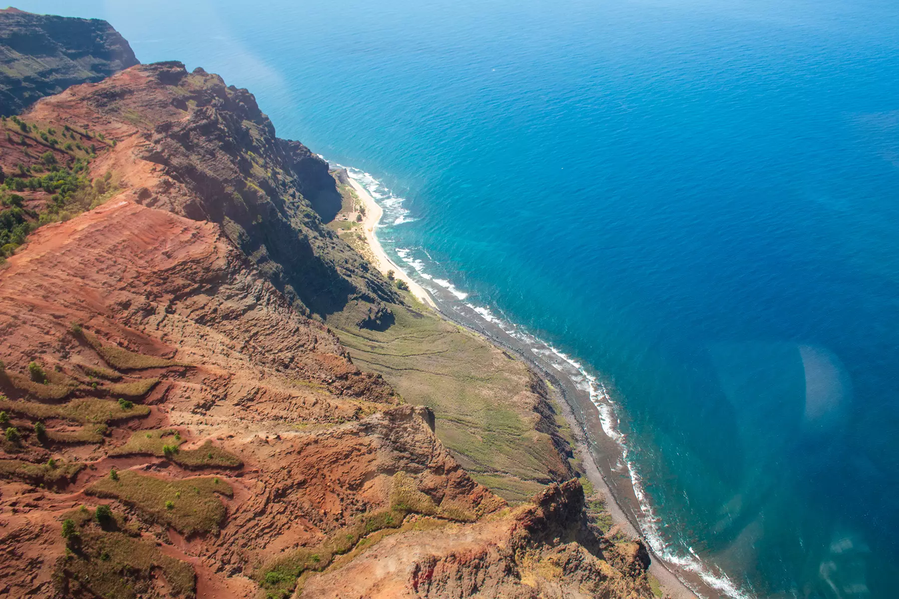 Ev wêne ji hewaya Parka Çolê ya Dewleta Nā Pali Coast hatiye derxistin