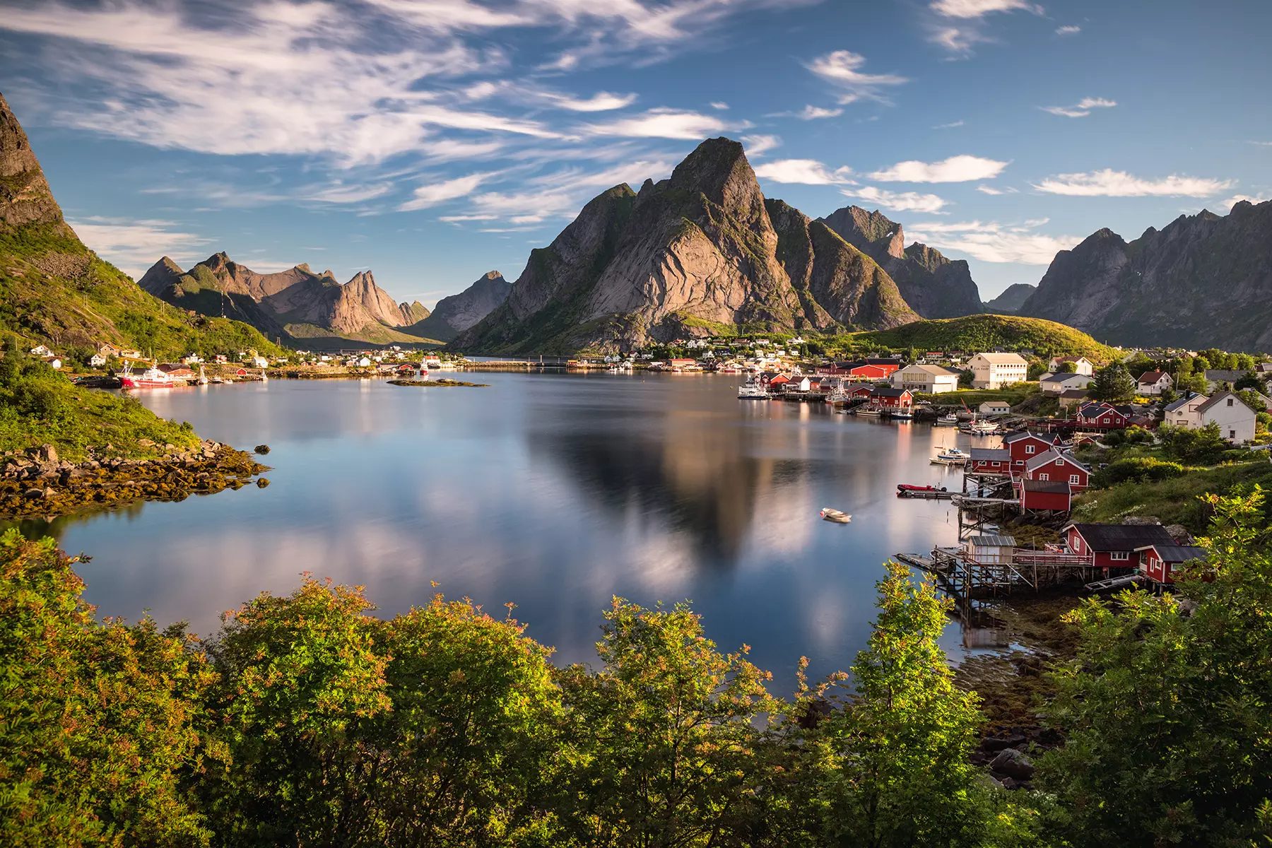 Bajarê bedew ê Reine li Giravên Lofoten