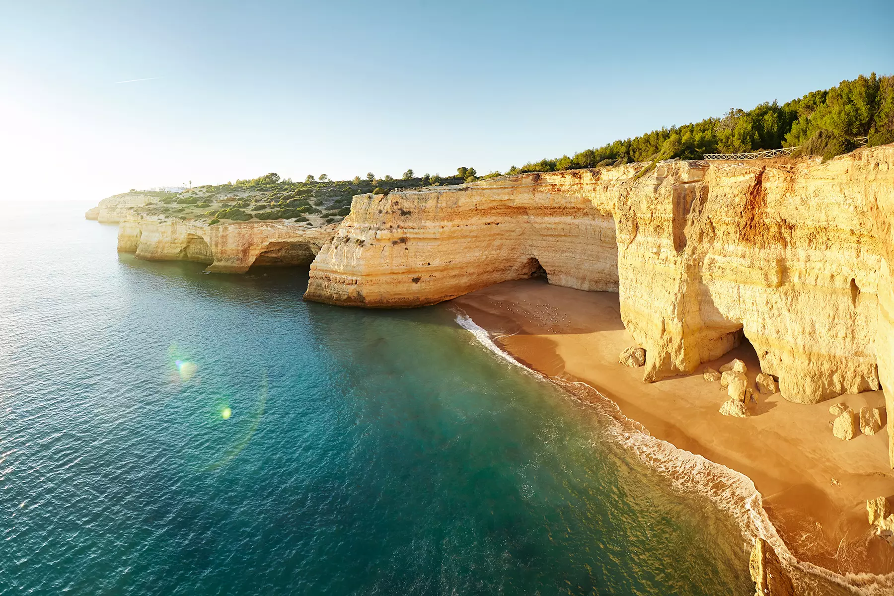 Garis pesisir Portugis kanthi sinar srengenge langsung, Benagil, portugal