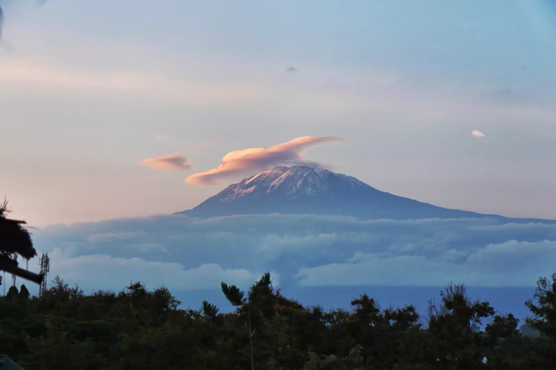 kilimanjaro በሰማይ ላይ ያሉ ተራሮች አስደናቂ እይታ