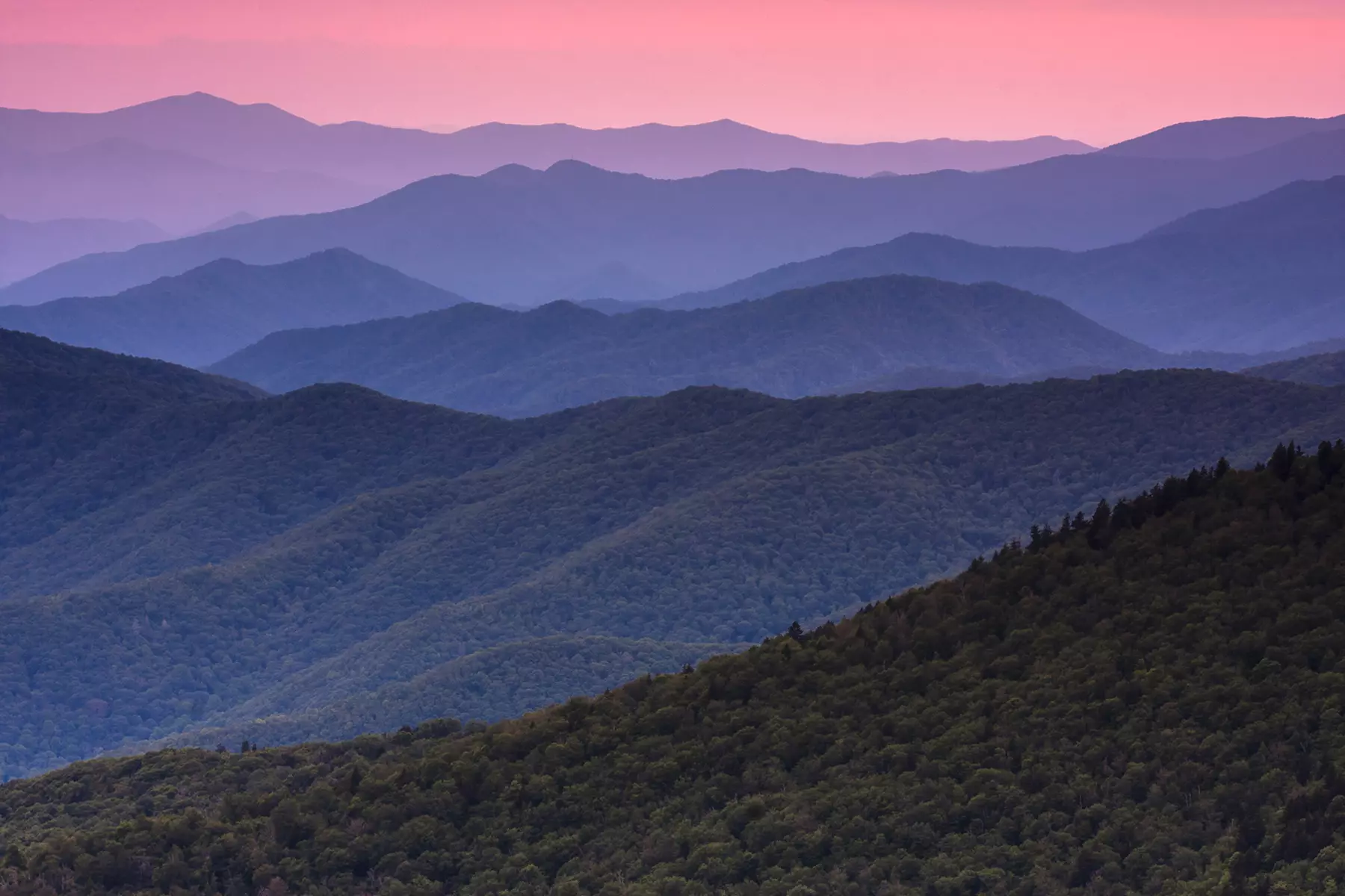 Lub Great Smoky Roob hauv Tennessee thaum tsaus ntuj.