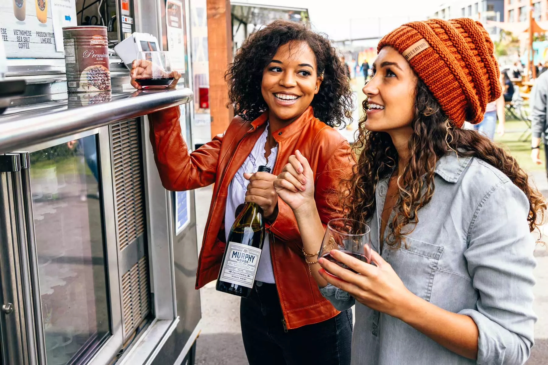Mulleres disfrutando do viño