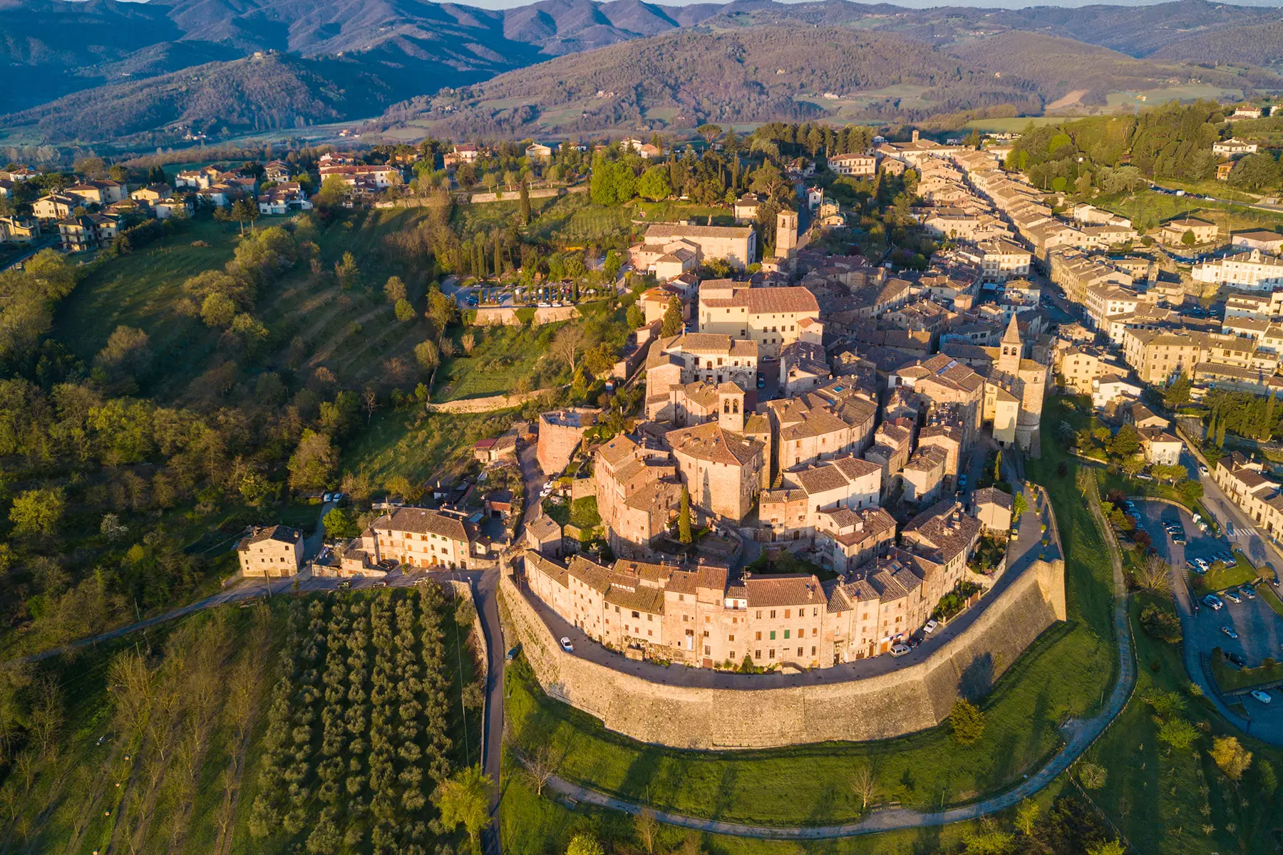 Gradski pejzaž Anghiarija u Toskani odozgo, Italija
