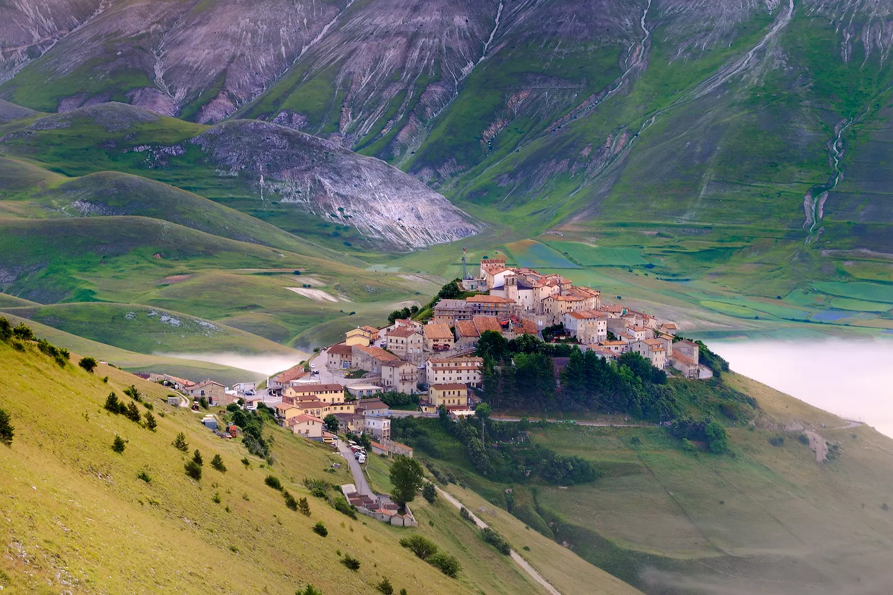 Pilsēta kalnos, Norcia, Castelluccio, Umbria, Itālija