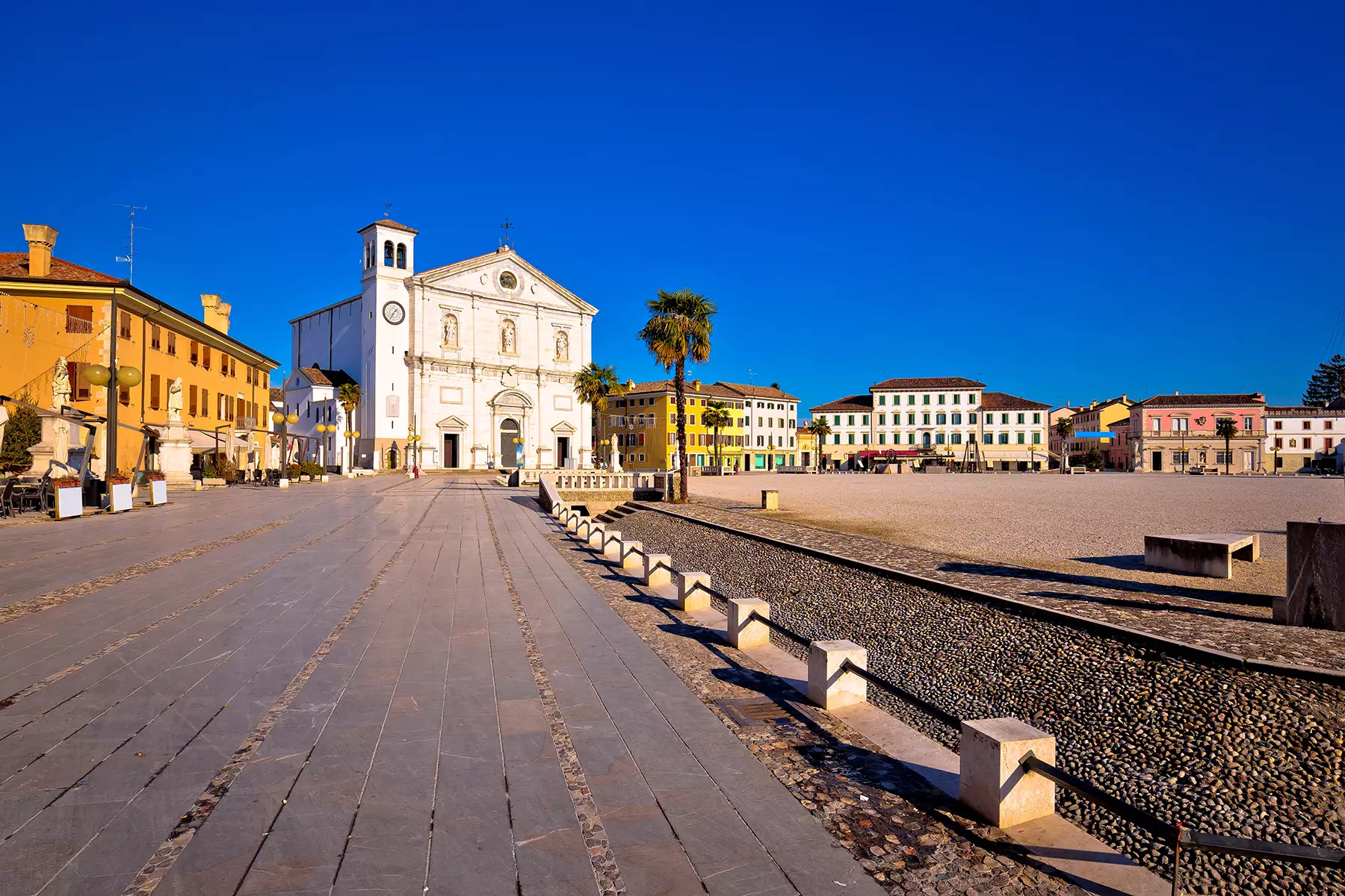 Piața centrală din orașul Palmanova cu vedere la biserica, regiunea Friuli Venezia Giulia din Italia