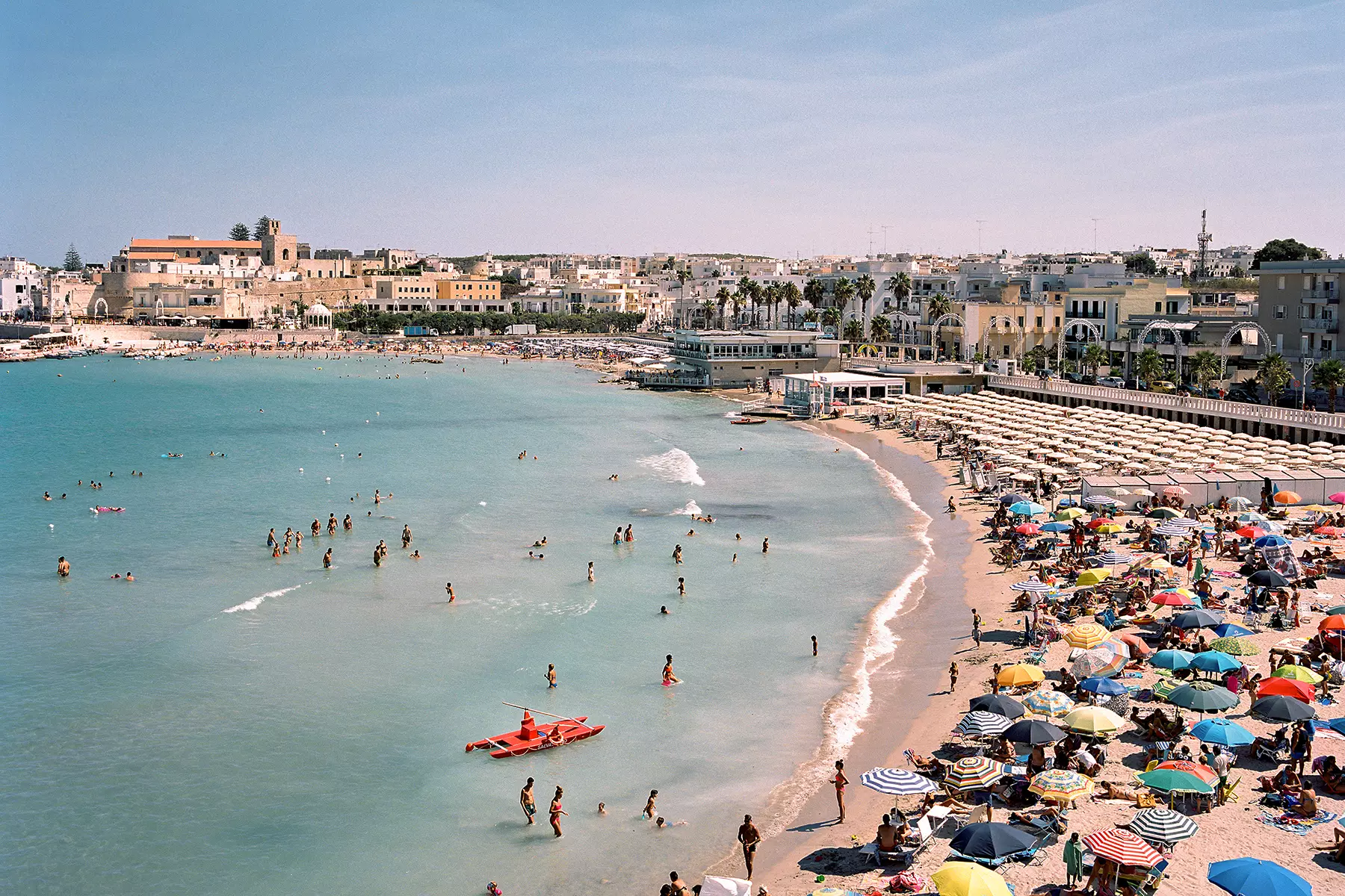A strand és a város Otranto, Olaszország
