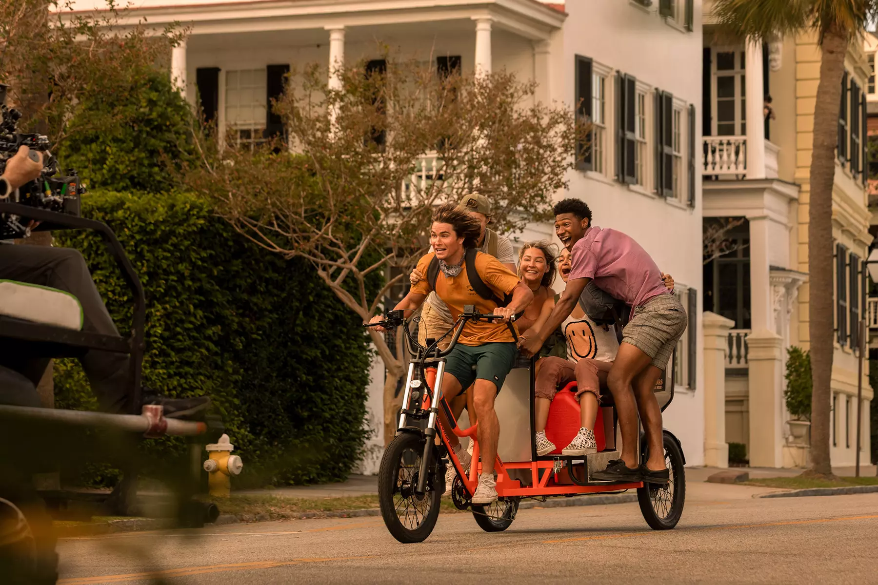 Outer Banks (van links naar rechts) Chase Stokes als John B, Rudy Pankow als Jj, Madelyn Cline als Sarah Cameron, Madison Bailey als Kiara en Jonathan Daviss als paus in aflevering 104 van Outer Banks