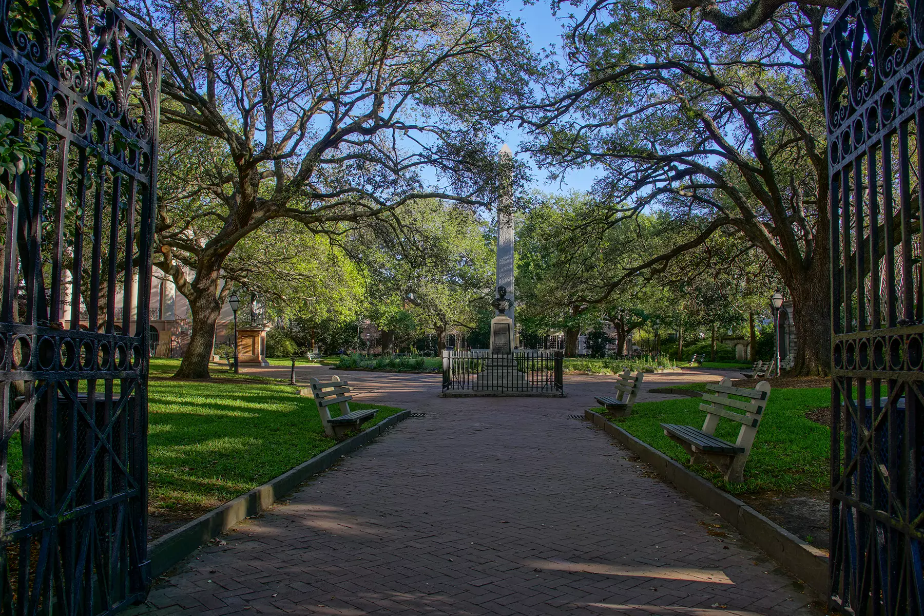 Awọn lẹwa Washington Square Park ni aarin Charleston, South Carolina ni kutukutu owurọ.