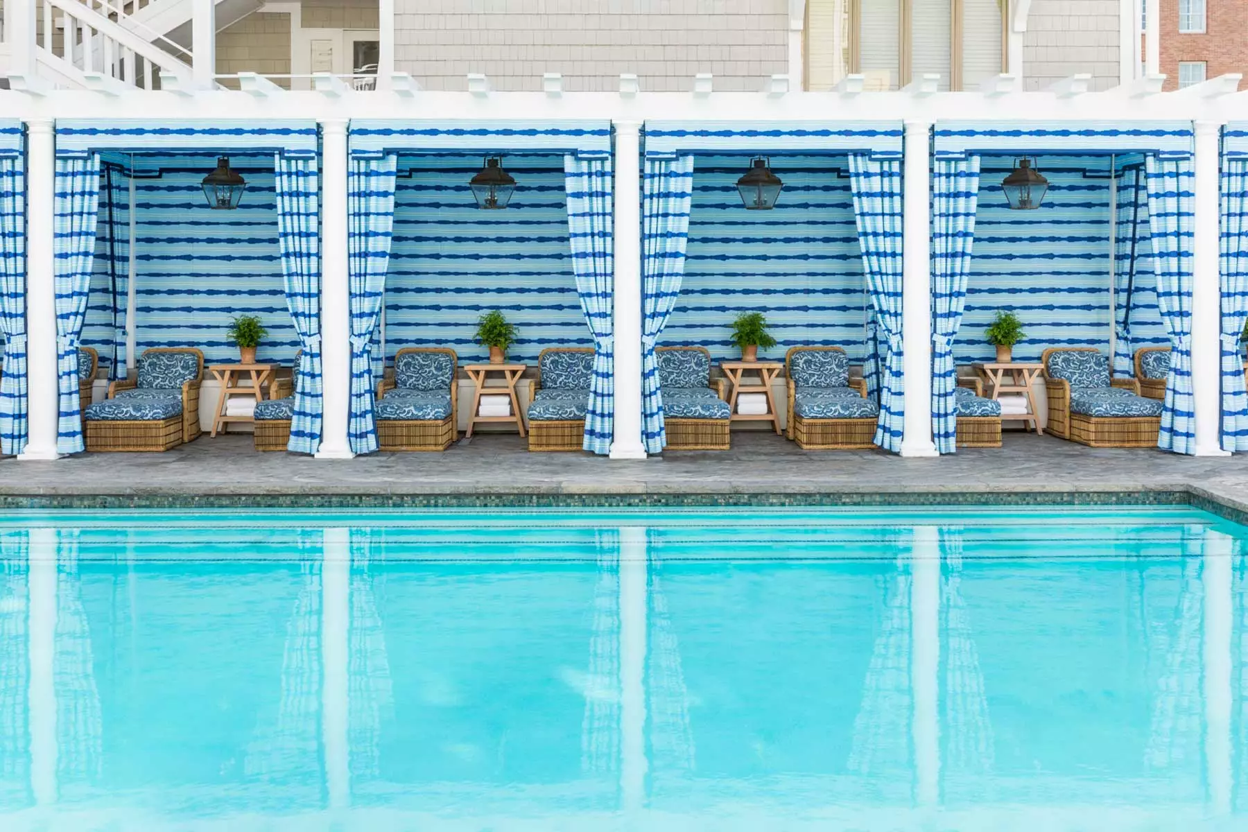 Cabana's aan het zwembad bij Shutters on the Beach in Santa Monica, Californië