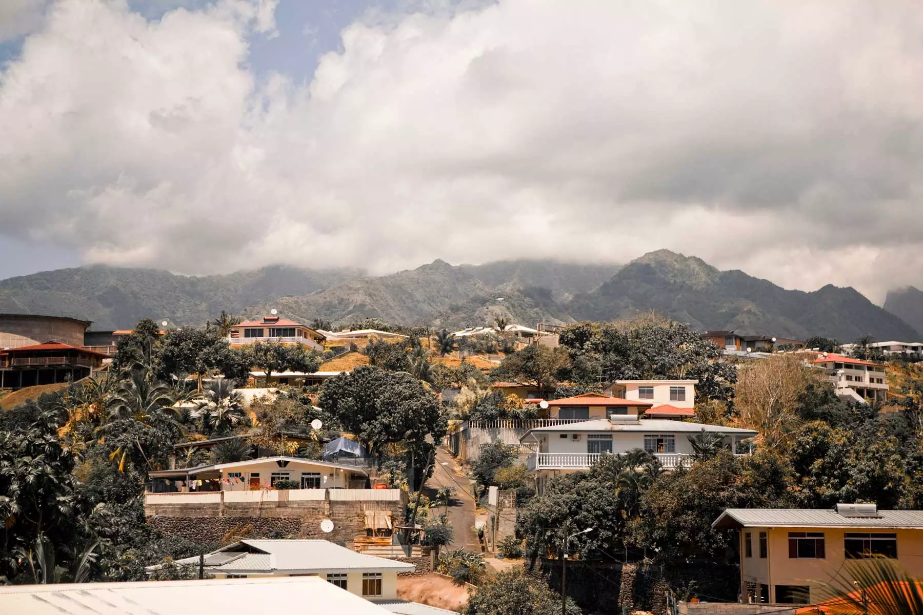 Residential area sa harap ng Mt Orohena, Tahiti