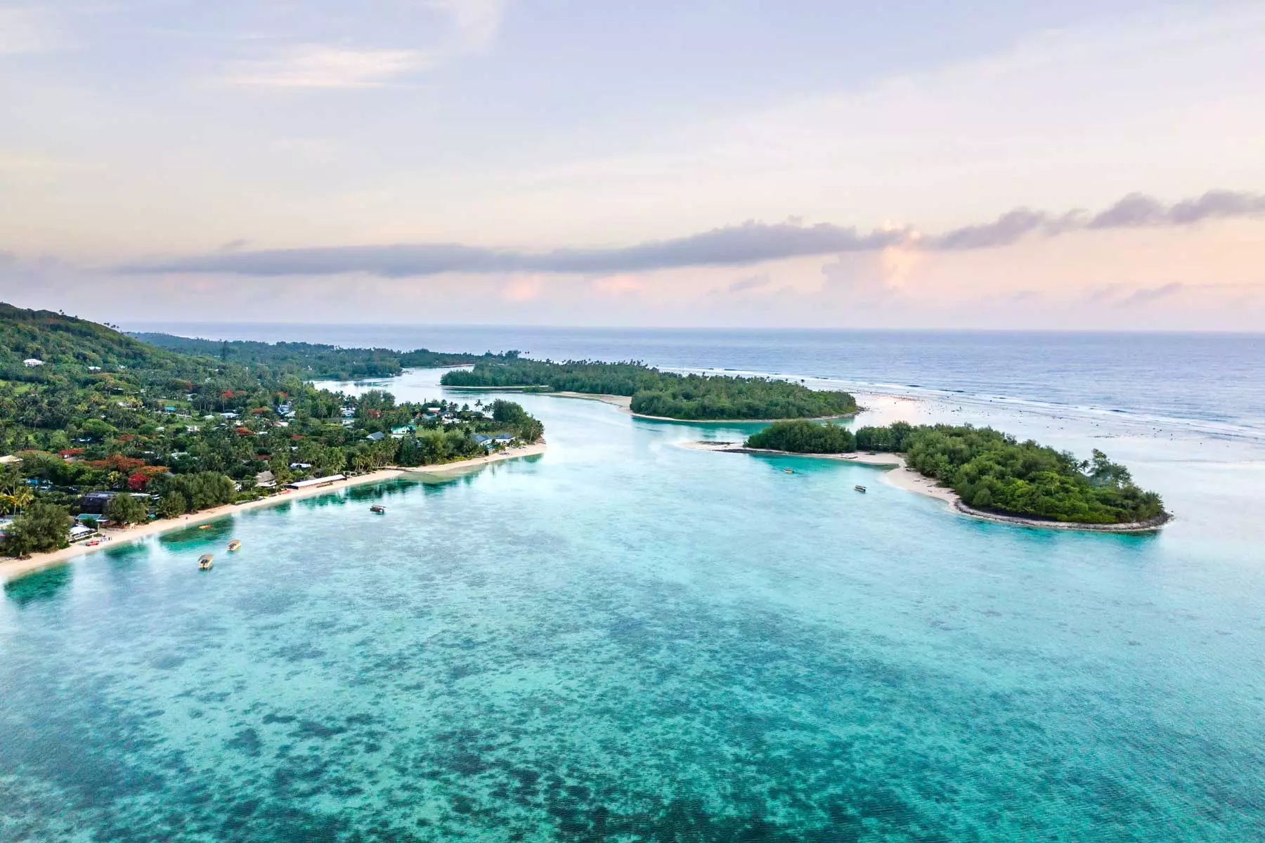 Eng Loftopklärung vun der Muri Lagoon beim Sonnenopgang zu Rarotonga, Cook Inselen