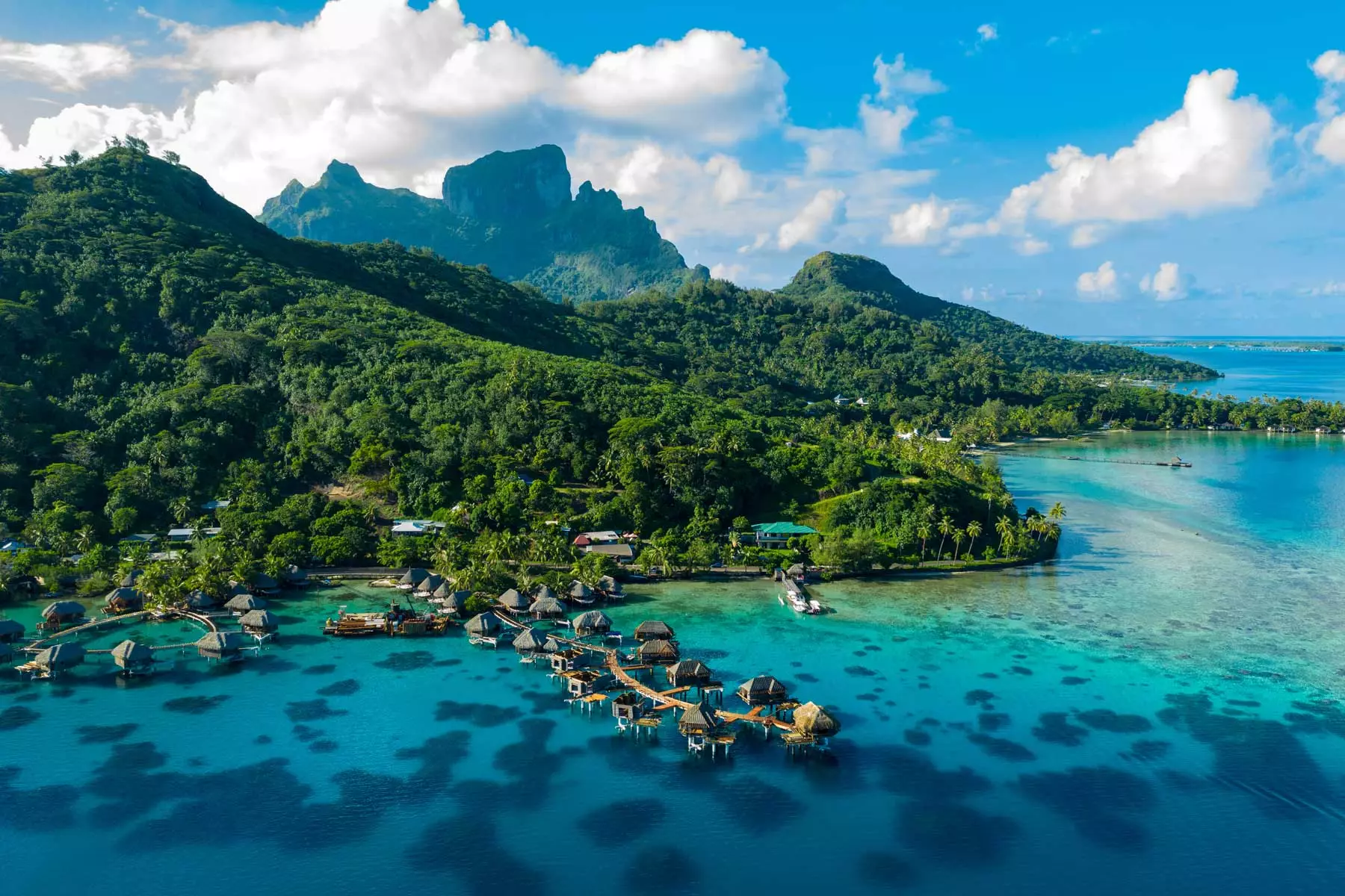 Flygfoto över övervattensvillor i Bora Bora