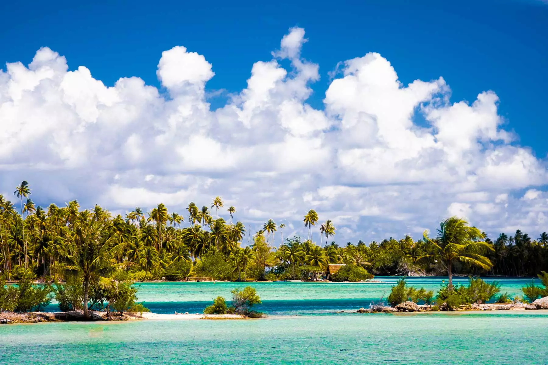 Utsikt från vattnet till ön Huahine