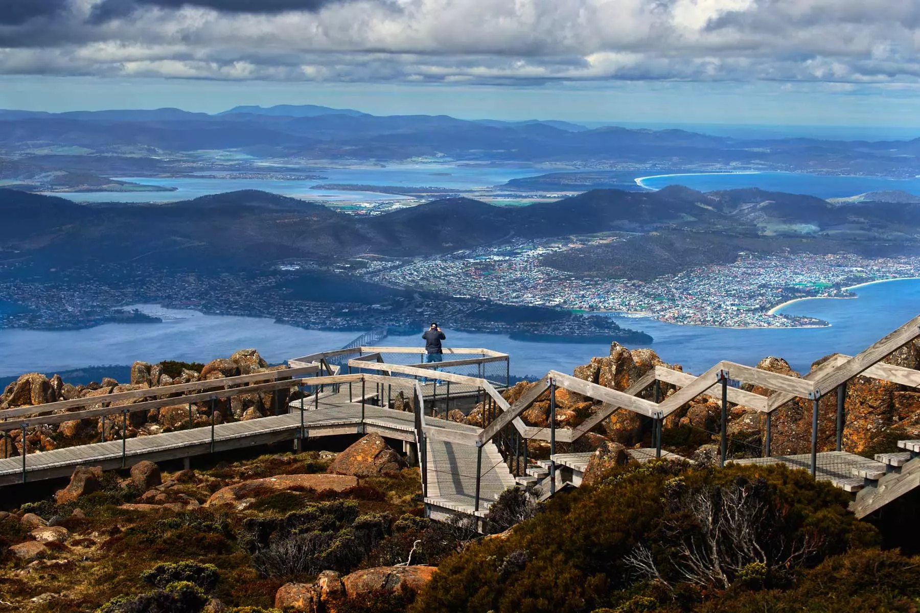 သြစတြေးလျနိုင်ငံ၊ တက်စမေးနီးယား၊ Mount Wellington မှာ ဓာတ်ပုံရိုက်နေတဲ့ အမျိုးသားတစ်ဦး