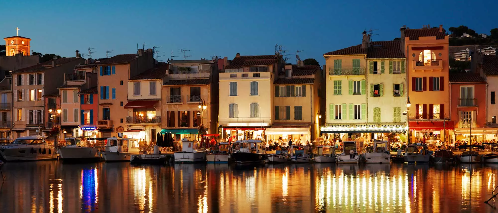 ຫມູ່ບ້ານຫາປາ Cassis ໃນ Provence ໃນເວລາກາງຄືນ