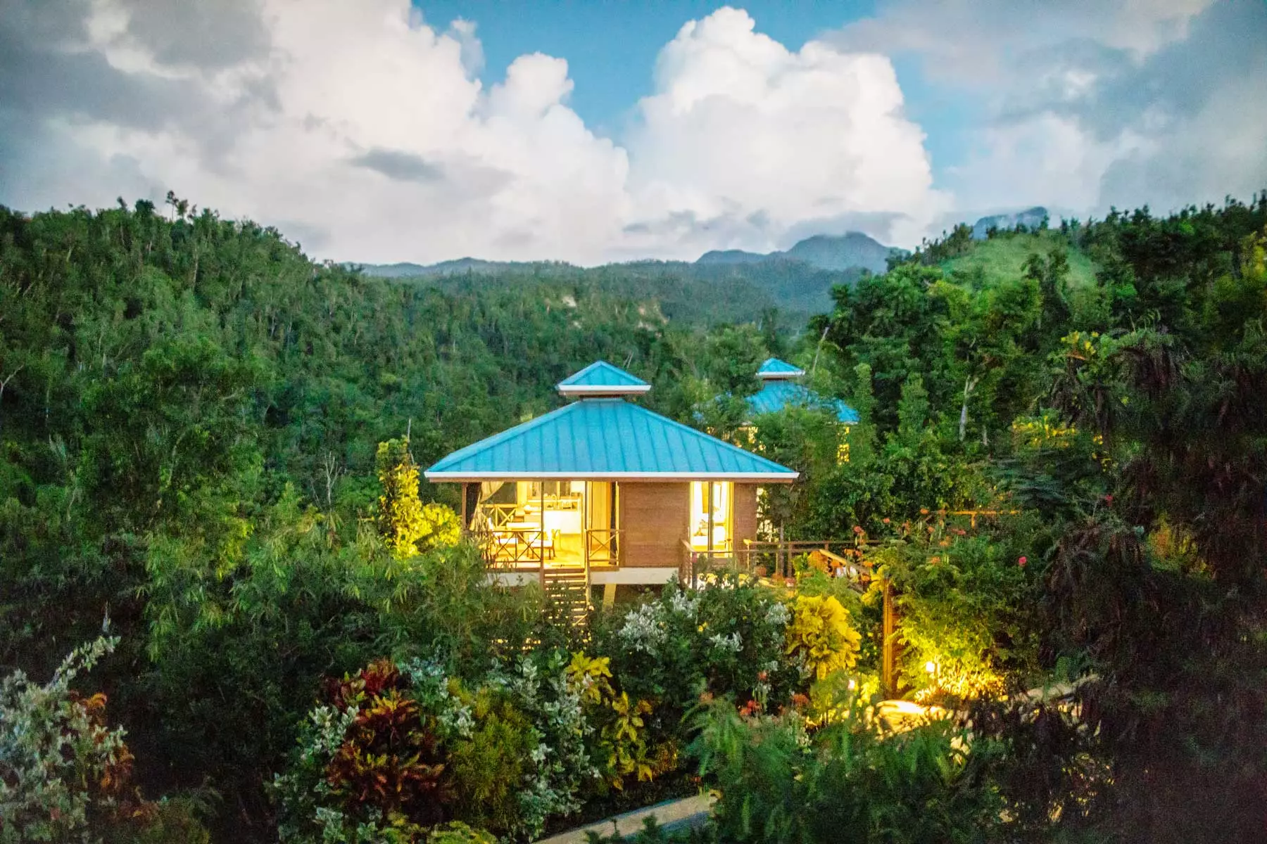 Vista noturna de uma casa de hóspedes em Secret Bay, eleito um dos melhores resorts do Caribe