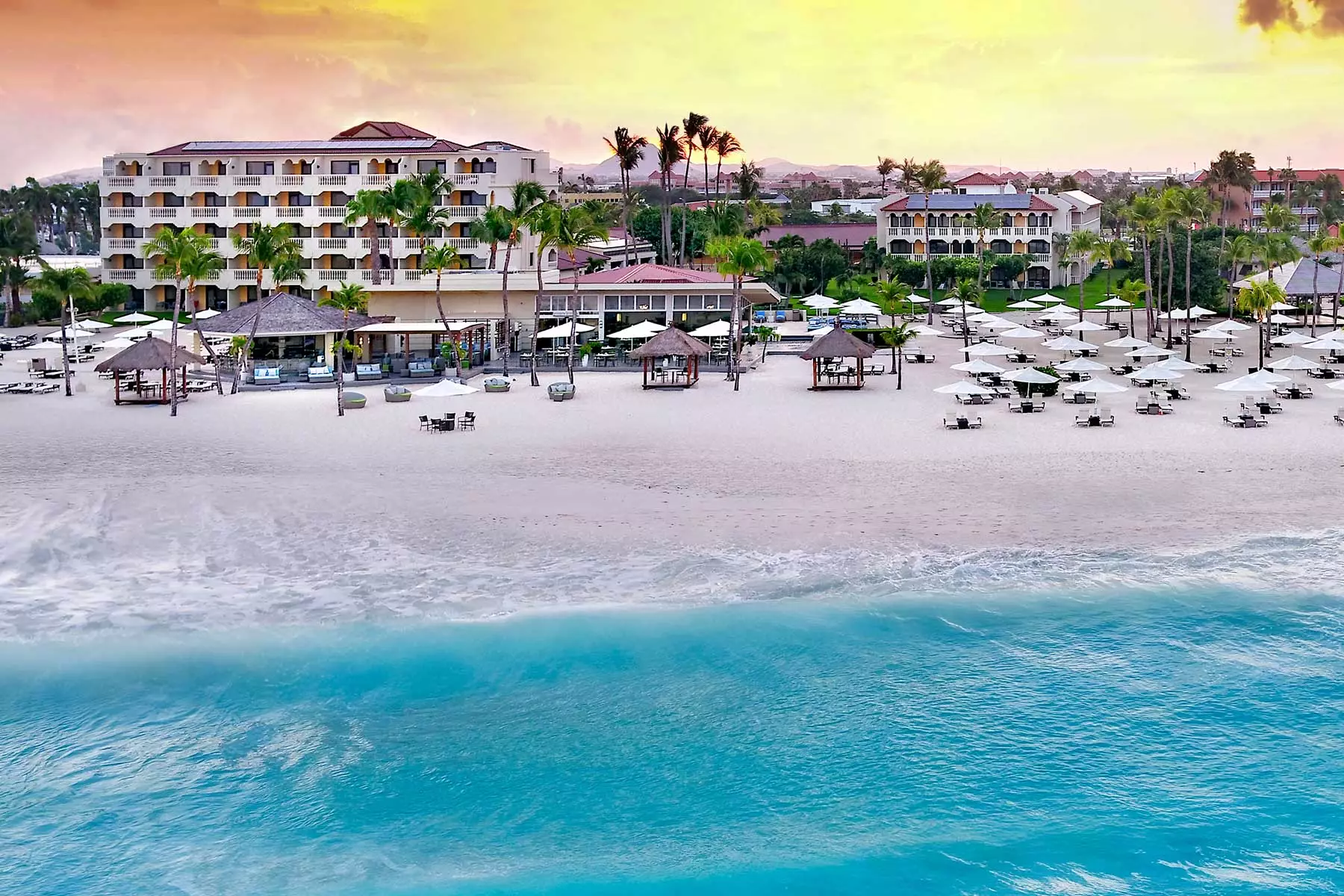 Uitzicht op het resort Bucuti en Tara vanaf het water, uitgeroepen tot een van de beste resorts in het Caribisch gebied