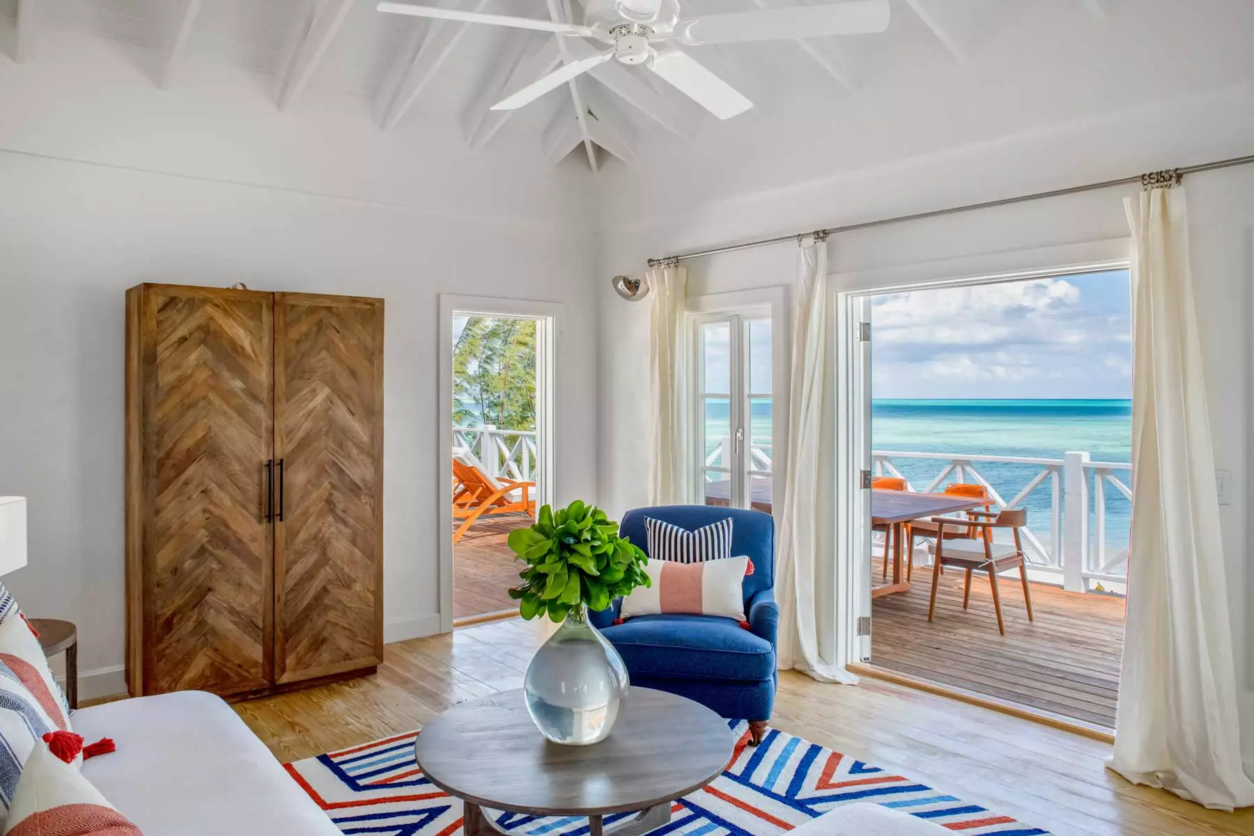 Dentro de um quarto de hóspedes em Kamalame Cay, eleito um dos melhores resorts do Caribe