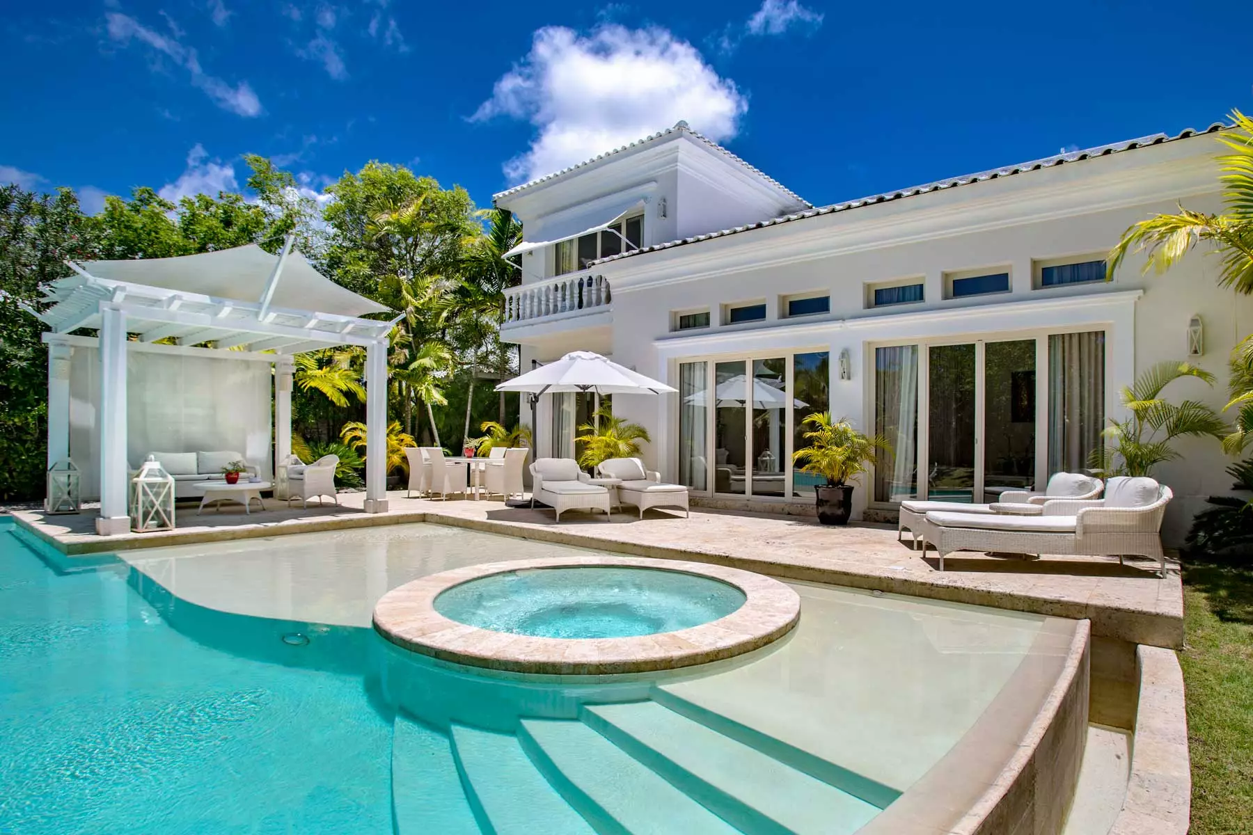 Eine Villa und ein Pool im Eden Roc Cap Cana, das zu einem der besten Resorts in der Karibik gewählt wurde