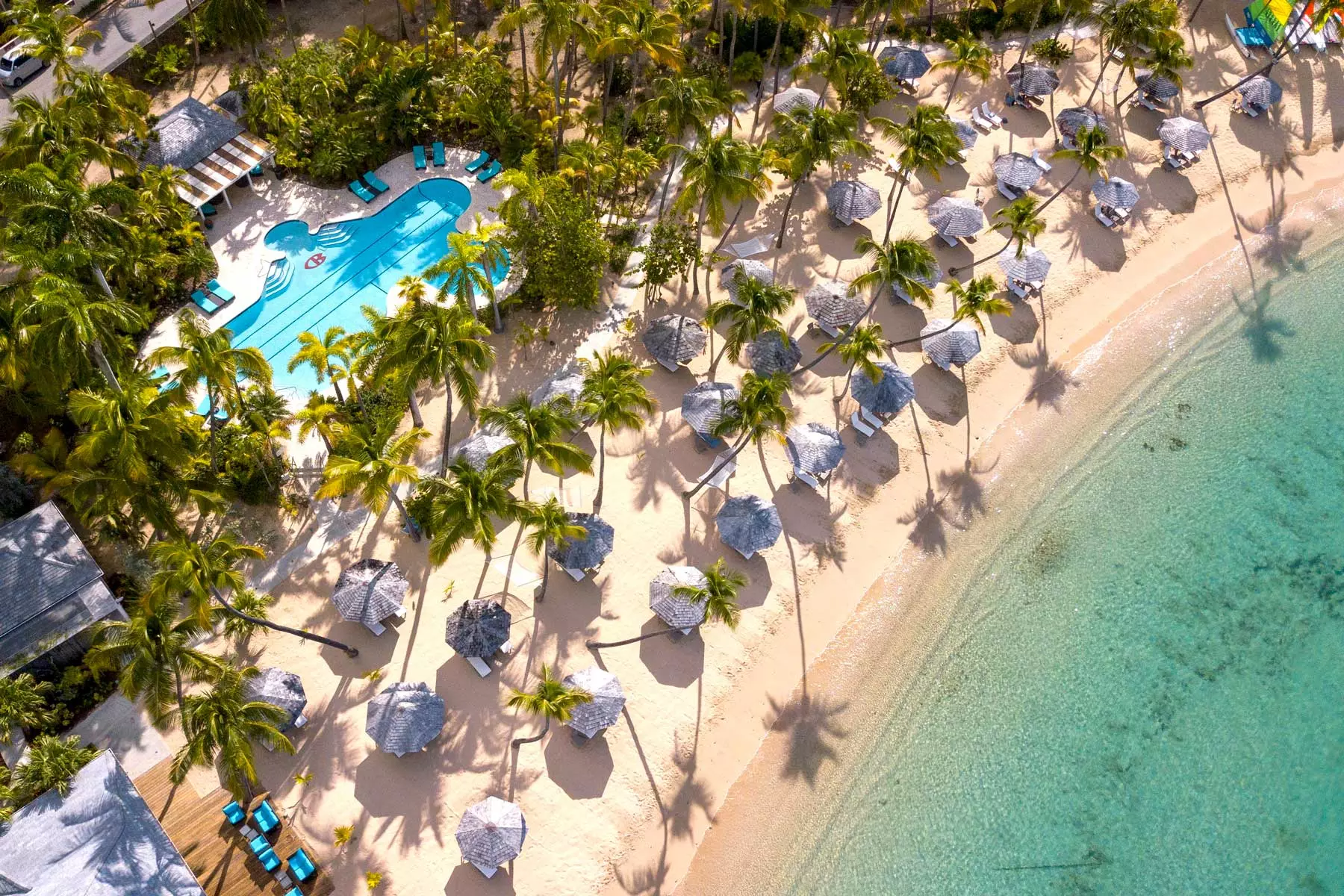 Vista aérea da praia e da piscina do resort Curtain Bluff, eleito um dos melhores resorts do Caribe