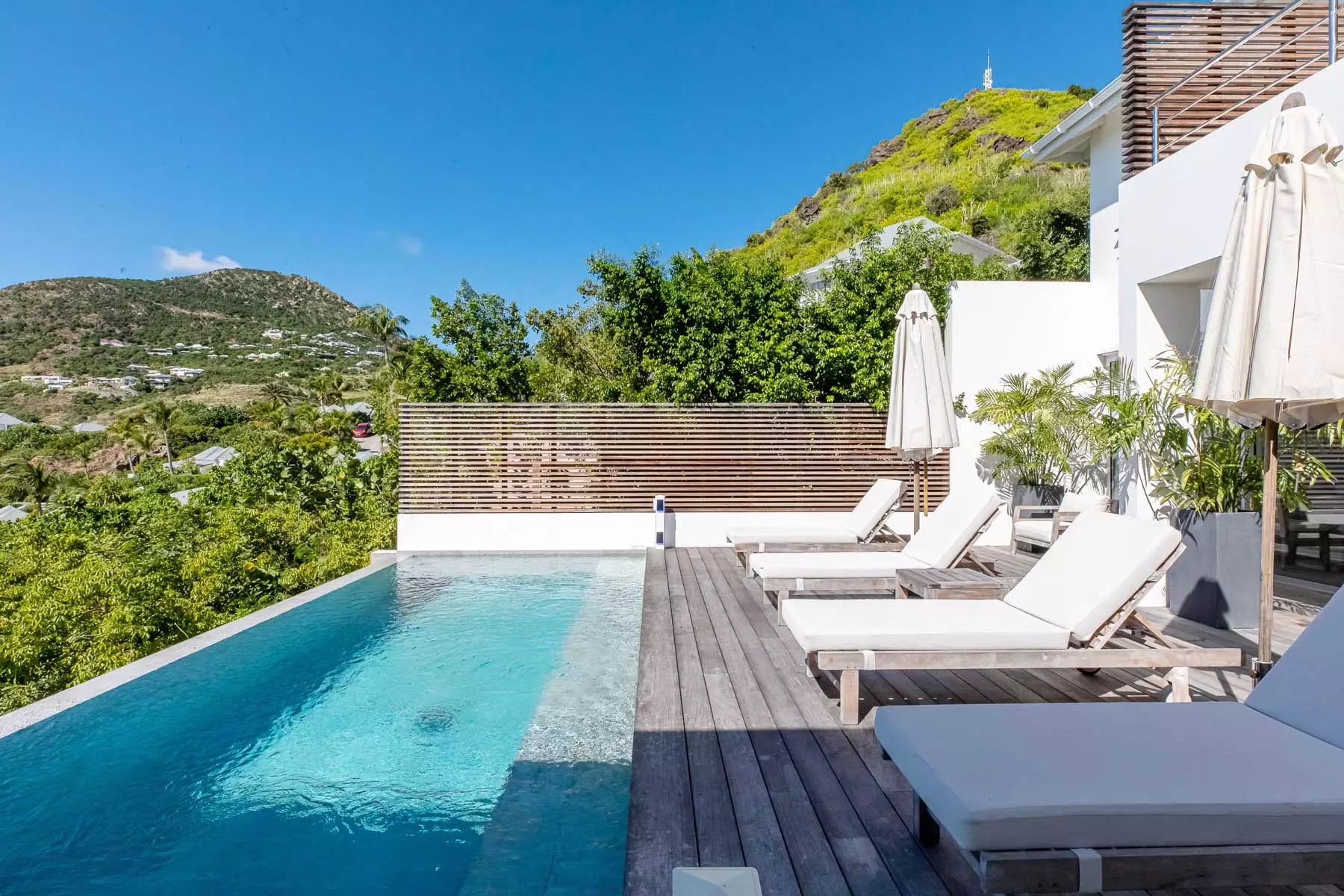 Eine Poolterrasse im Hotel Le Toiny, das zu einem der besten Resorts in der Karibik gewählt wurde