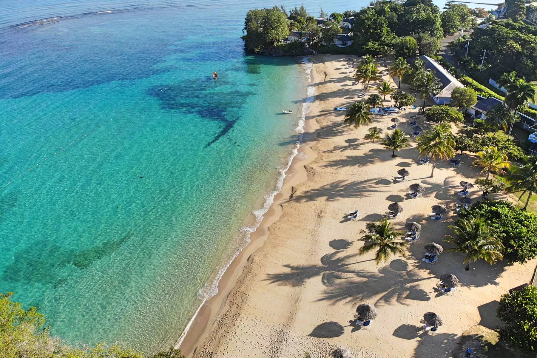 Luchtfoto van het strand van Jamaica Inn, uitgeroepen tot een van de beste resorts in het Caribisch gebied