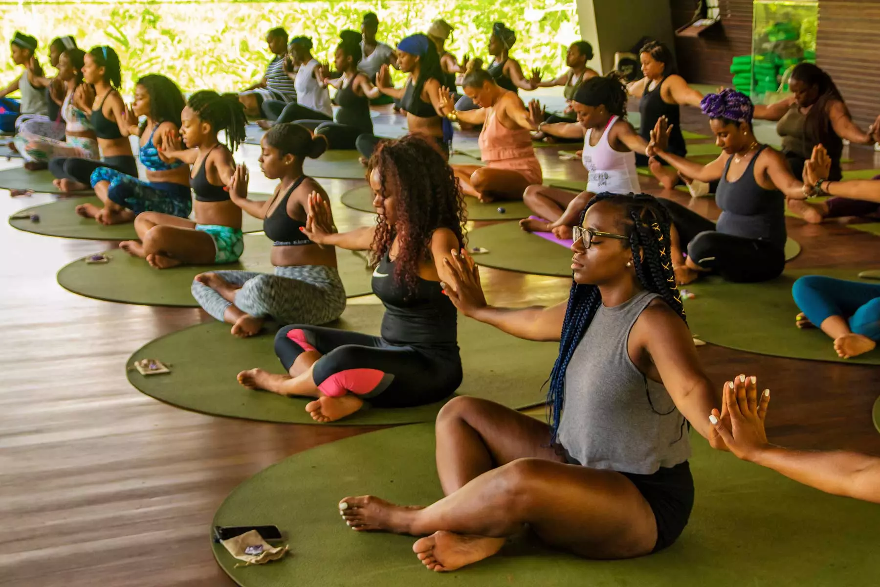 Sekumpulan wanita berlatih yoga di Bali