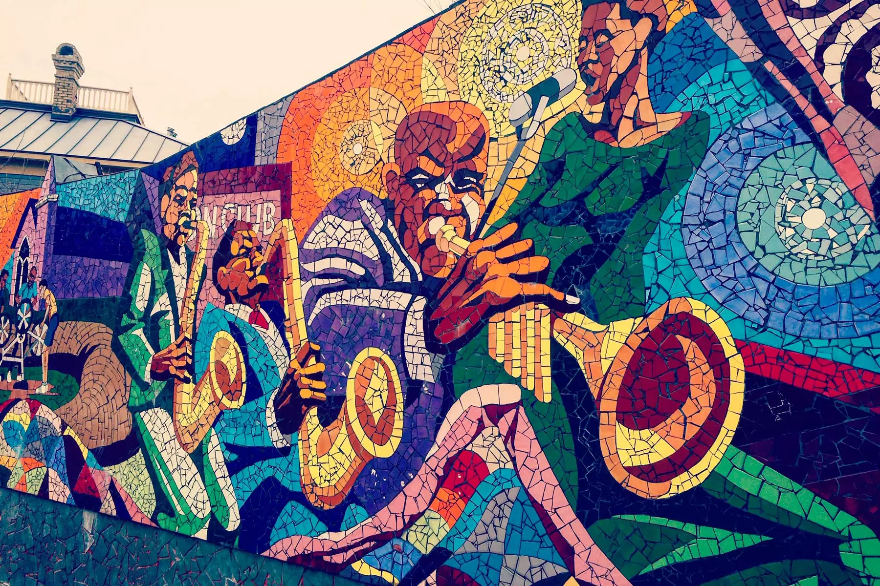 Muaj yeeb yuj mural ntawm musicians hauv Austin, Texas