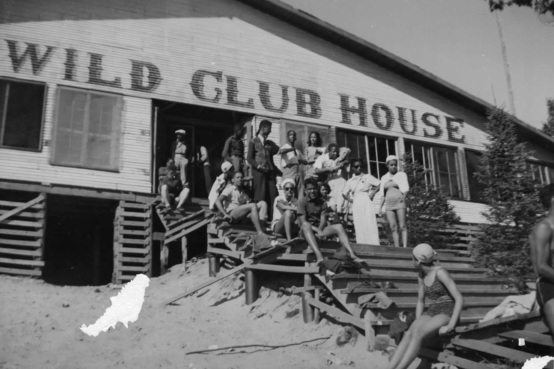 Larawan ng hindi nakikilalang mga tao sa kahoy na hagdan ng Idlewild Club House, Idlewild, Michigan, Setyembre 1938.