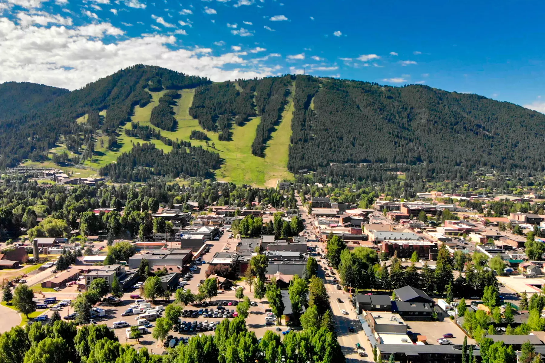 Pemandangan udara panoramik rumah Jackson Hole dan gunung yang indah pada pagi musim panas, Wyoming