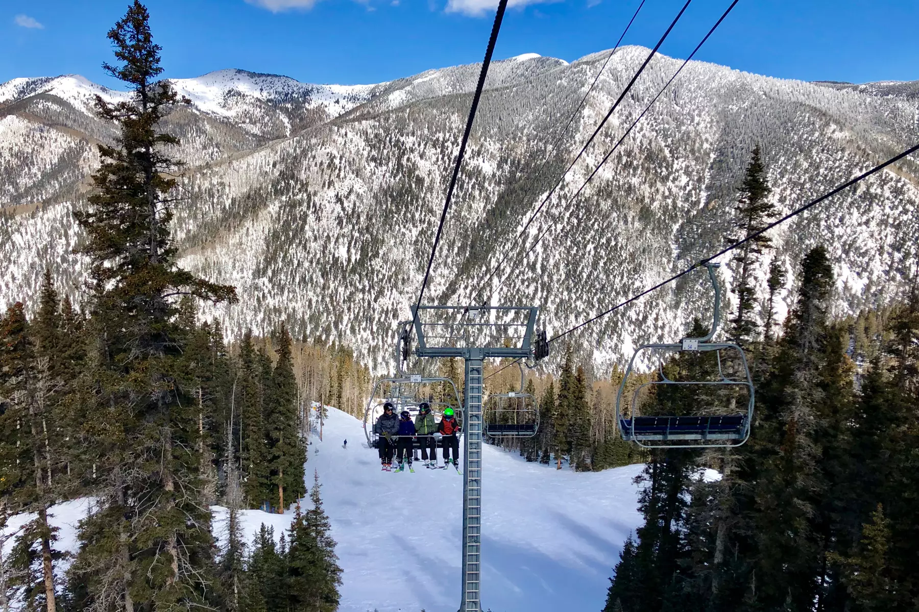 Genietsje fan skiën yn Taos Ski Valley, Nij-Meksiko