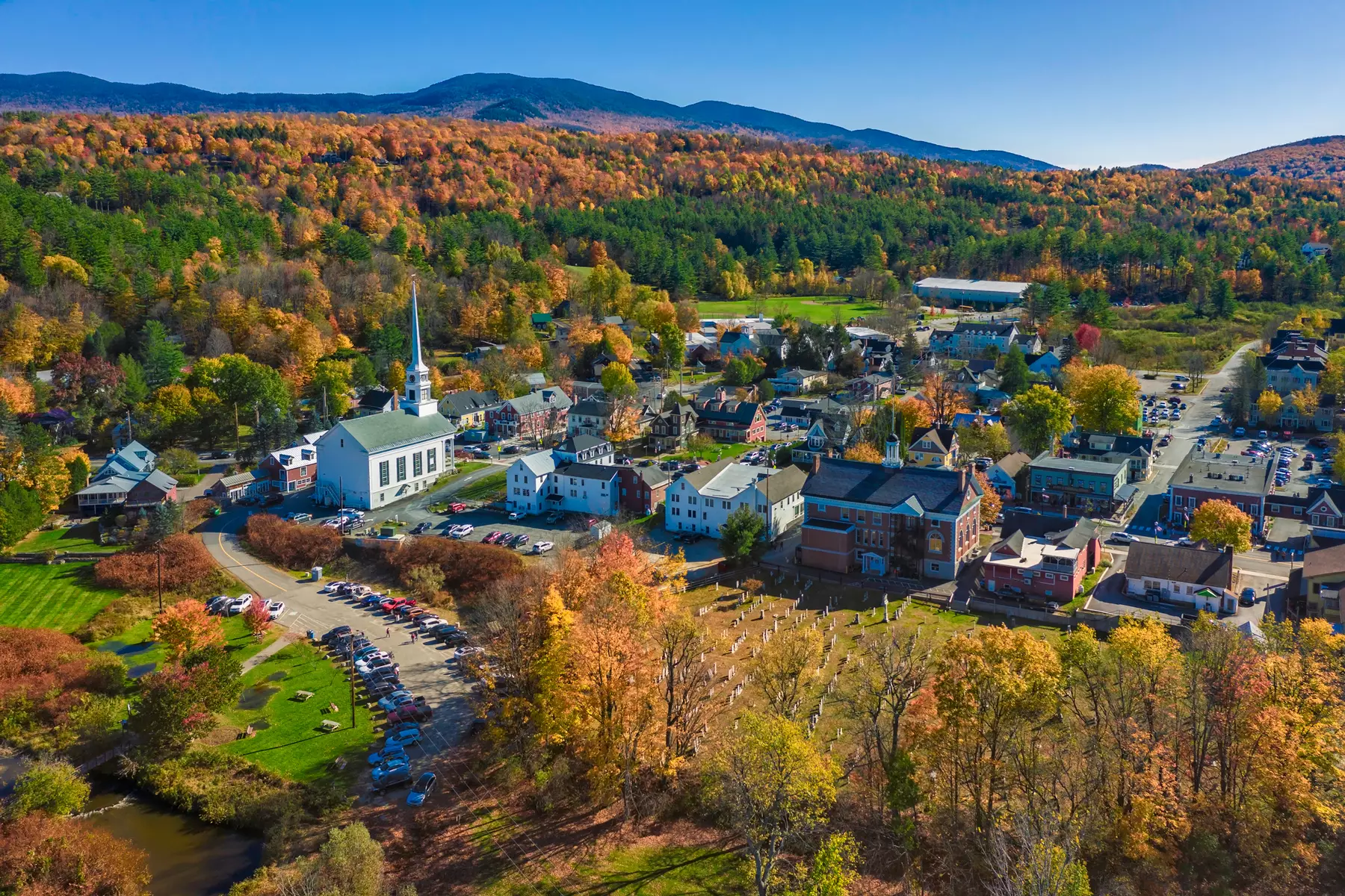 Muuqaalka hawada ee magaalada yar ee quruxda badan ee Stowe, Vermont