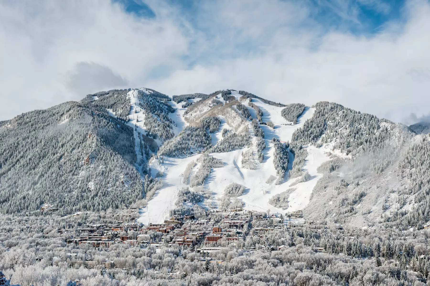 Aspen Mountain en de stêd Aspen, Kolorado.