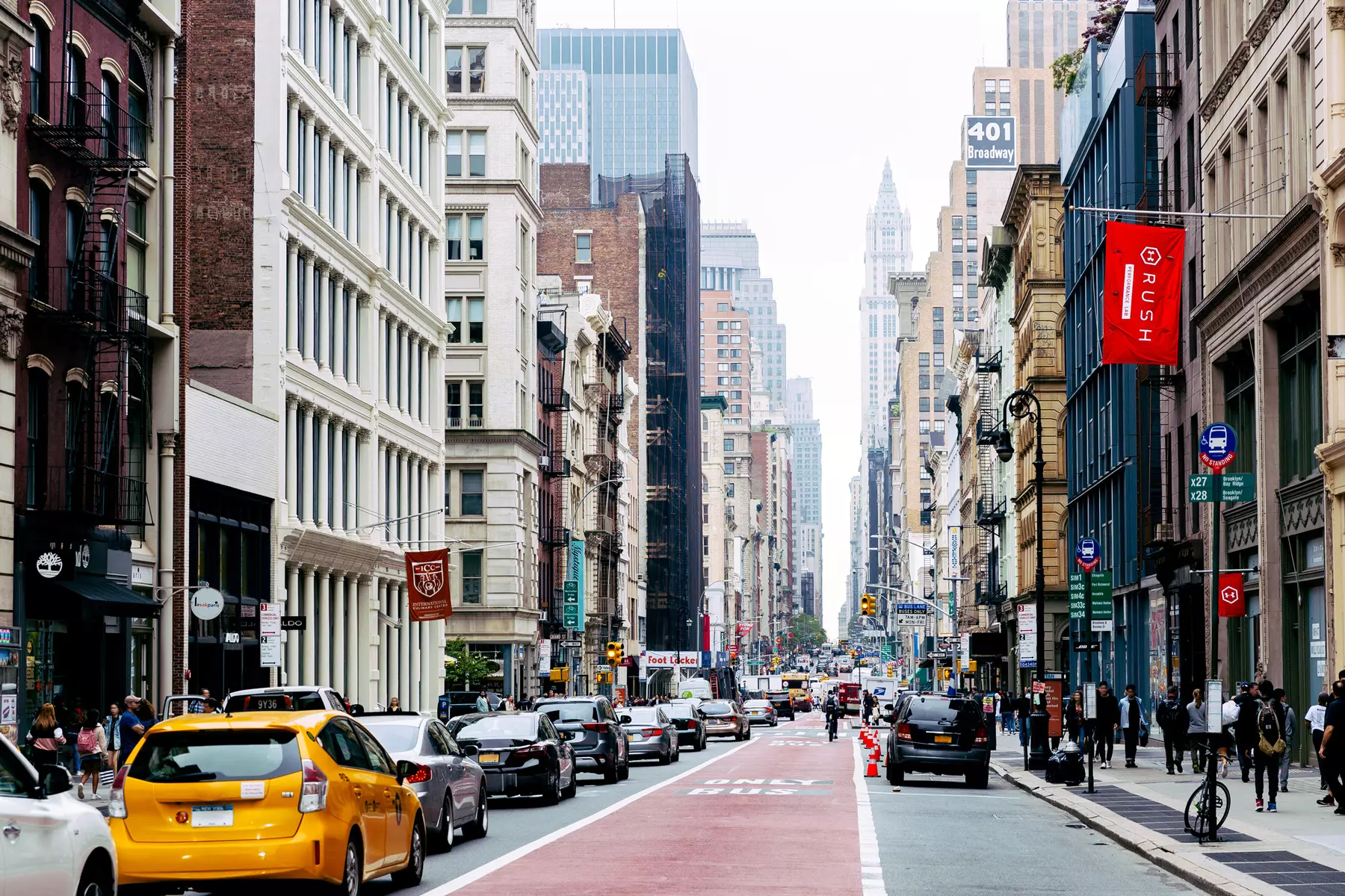 په سوهو، نیویارک کې په براډوی کې مختلف دوکانونه او ترافیک