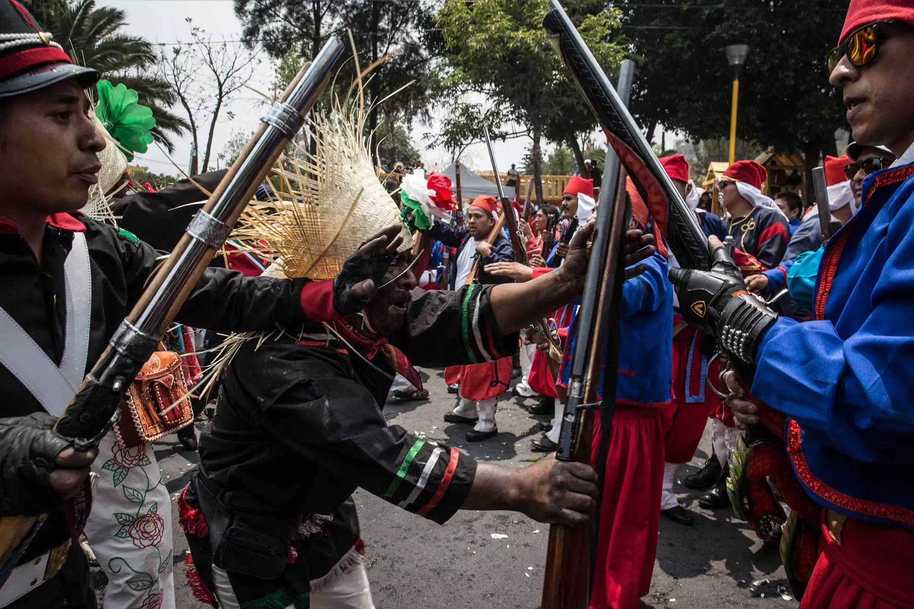Ludzie biorą udział w przedstawieniu bitwy pod Puebla