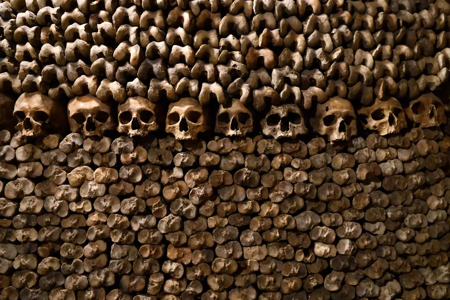 Osuar în catacombele din Paris, Ile-de-France, Franța pe 02 iulie 2020 la Paris, Franța.