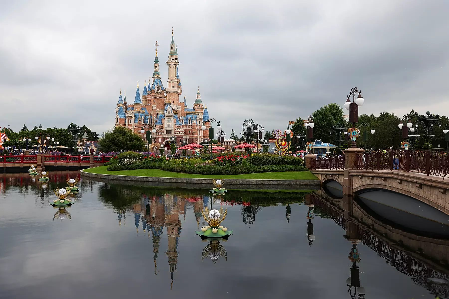 Luftaufnahme von Shanghai Disneyland während der Feierlichkeiten zum 5. Jahrestag am 16. Juni 2021 in Shanghai, China.