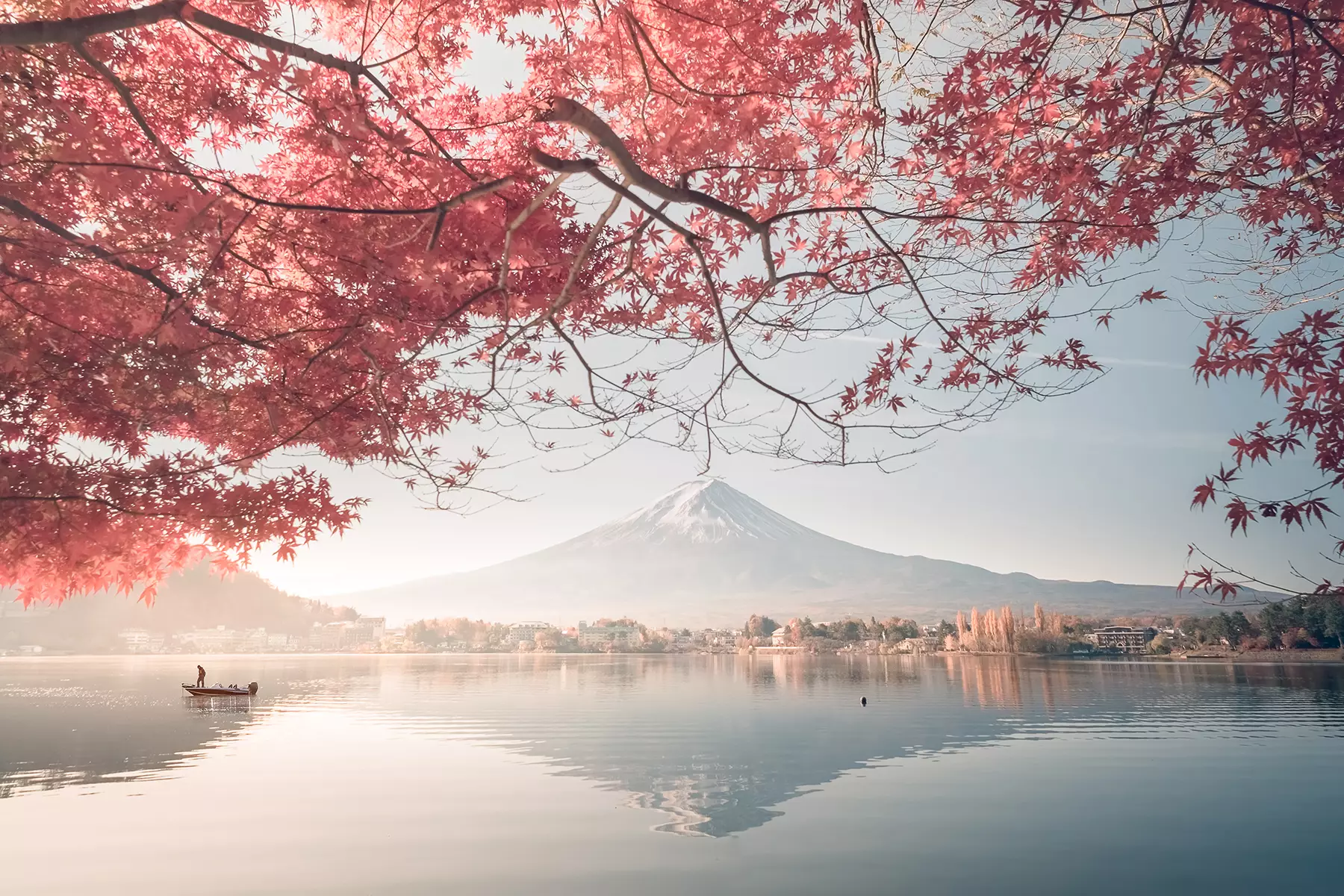 Usum Gugur anu warni sareng Gunung Fuji kalayan kabut isuk sareng daun beureum di danau Kawaguchiko mangrupikeun salah sahiji tempat anu pangsaéna di Jepang