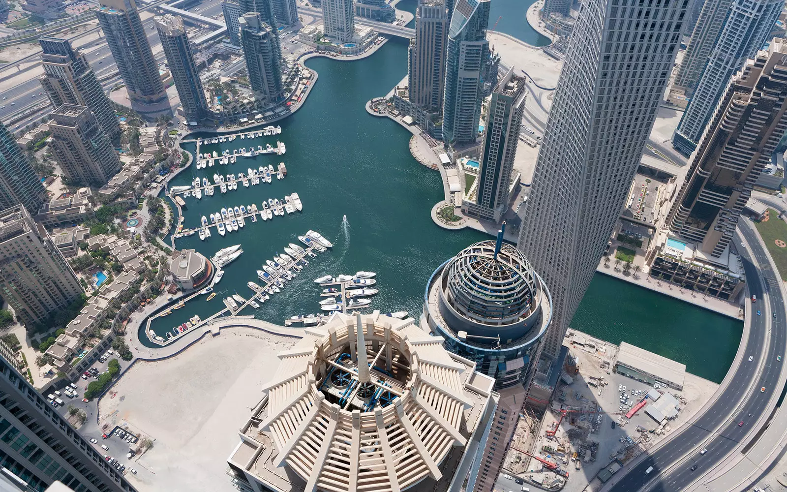 Yo wè Dubai Marina soti nan Princess Tower nan Dubai, Emira Arab Ini, Mèkredi 12 septanm 2012. Tower Princess la, ki te devlope pa Tameer Holding, se yon bilding rezidansyèl 107 etaj ak yon wotè 414 mèt e li se pi wo a. bati rezidansyèl