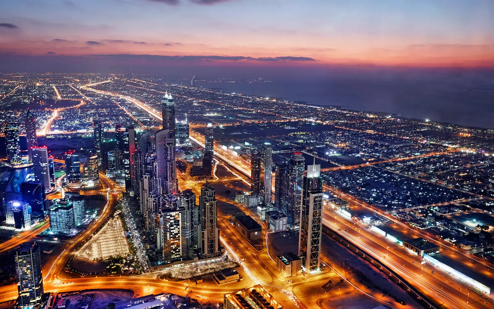 Vyvýšená panoráma Dubaja osvetlená za súmraku