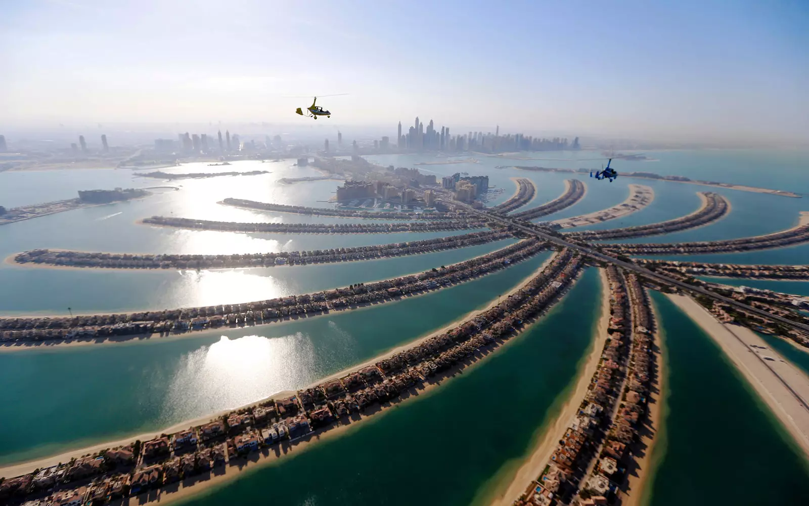 TOPSHOT - Jirokoptè yo vole sou kapital Emira Arab Ini yo, Emira Arab Ini, pandan World Air Games 2015, jou ki te 9 desanm 2015. AFP PHOTO / KARIM SAHIB / AFP / KARIM SAHIB (Foto yo ta dwe li KARIM SAHIB/AFP/Getty Images )