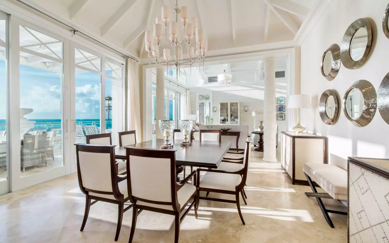 Ruang makan yang hampir serba putih dalam suite di The Shore Club di Turks dan Caicos, dengan pemandangan ke lautan