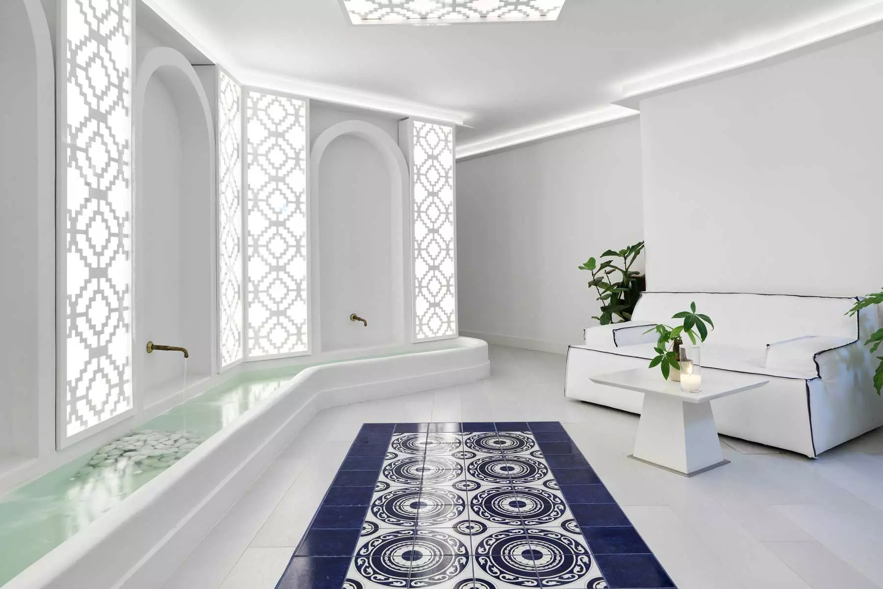 Kamar spa biru lan putih ing hotel Katikies Mykonos, milih salah sawijining hotel paling apik ing donya