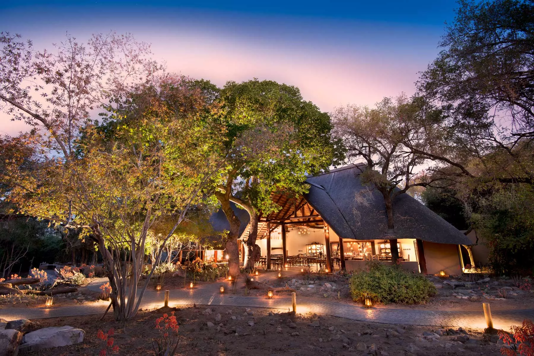 Buitenkant van de andBeyond Ngala Safari Lodge 's nachts, uitgeroepen tot een van de beste hotels ter wereld