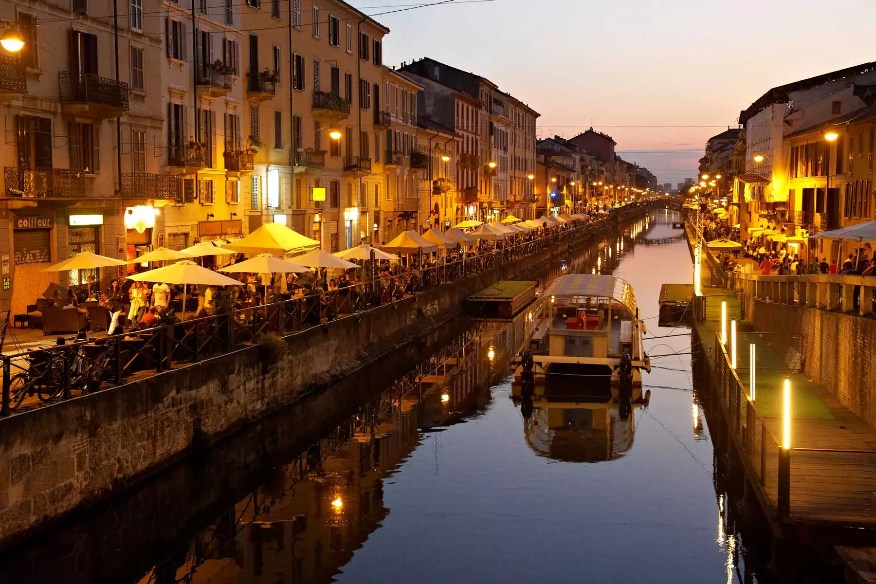 Kanal Navigli di Milan saat senja