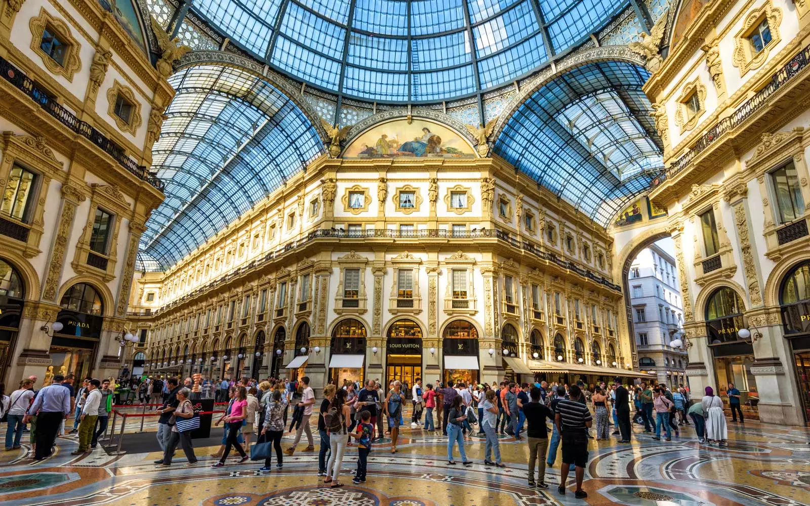 Shopping sa Milan, Italy