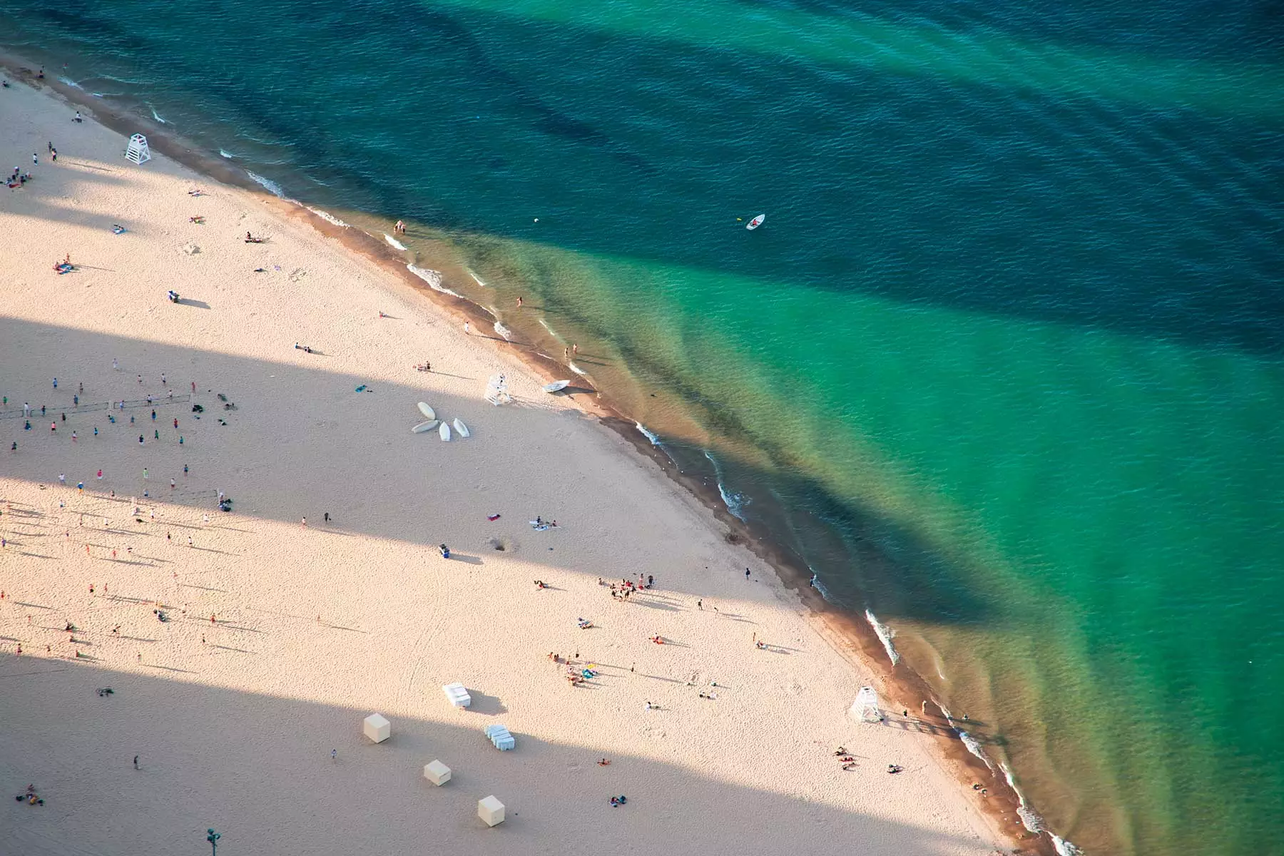 Utsicht op oak street beach mei lytse boaten yn eftergrûn, John Hancock Center, Michigan Lake - Chicago.