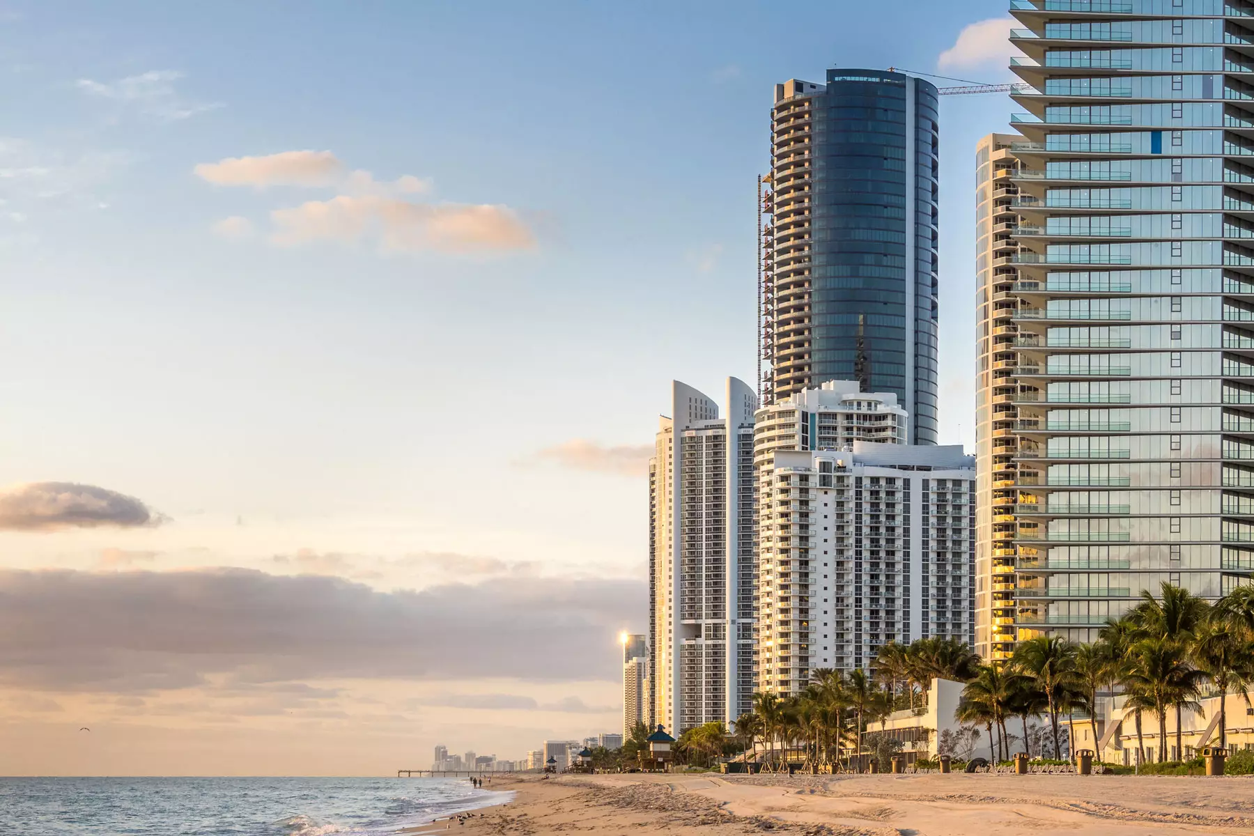 Panorama ng lungsod ng Sunny Isles Beach sa lugar ng Greater Miami, Florida, USA sa madaling araw