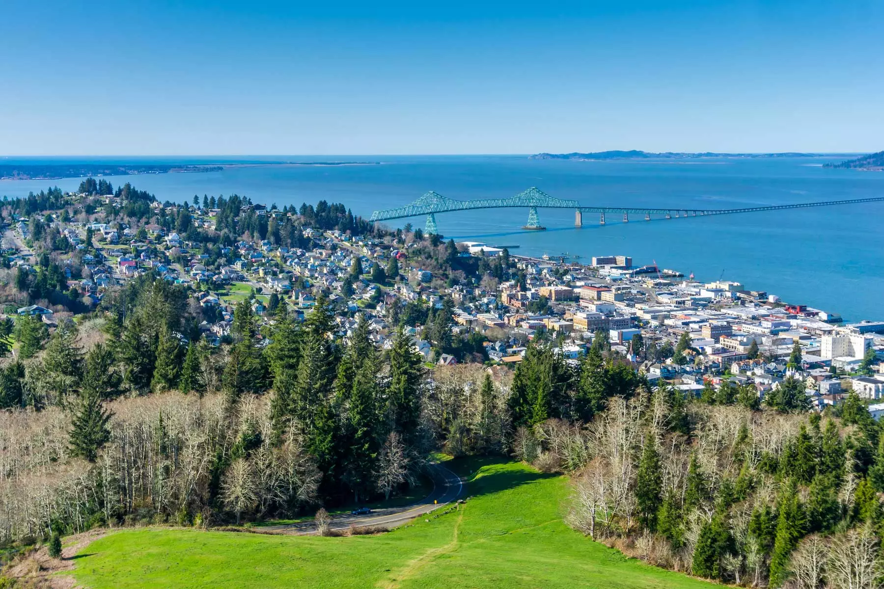 Saib ntawm saum tus choj Astoria-Megler hauv Astoria, Oregon.